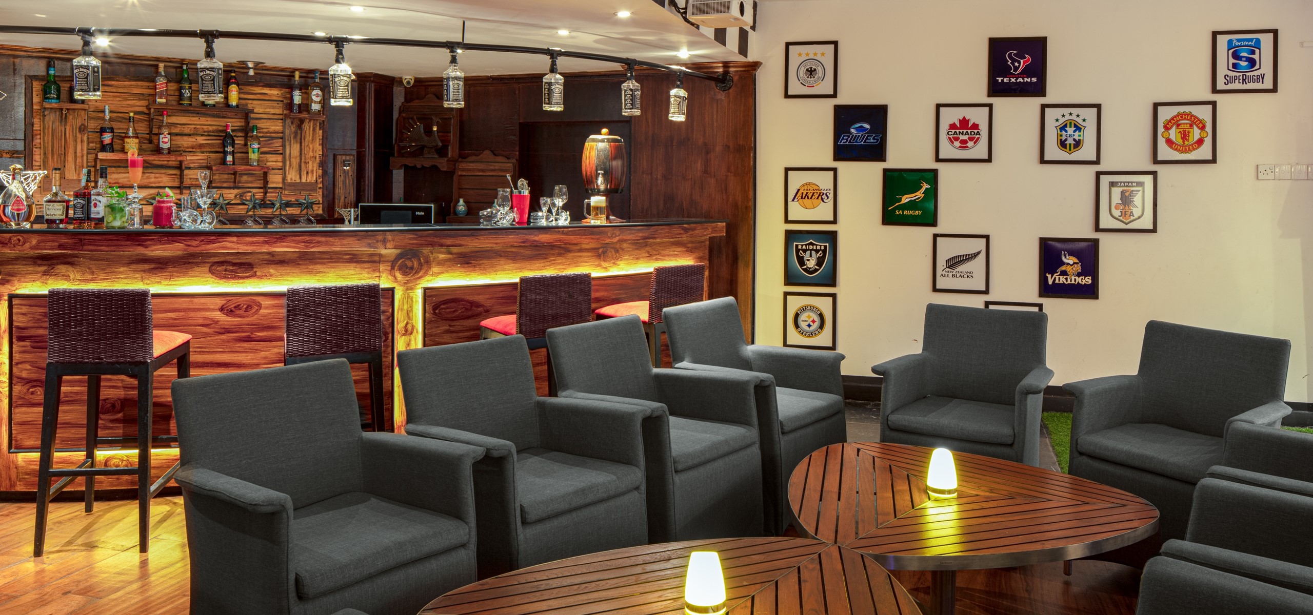 Nightlife in Kandy | Bar at Earl's Regency Kandy, Sri Lanka